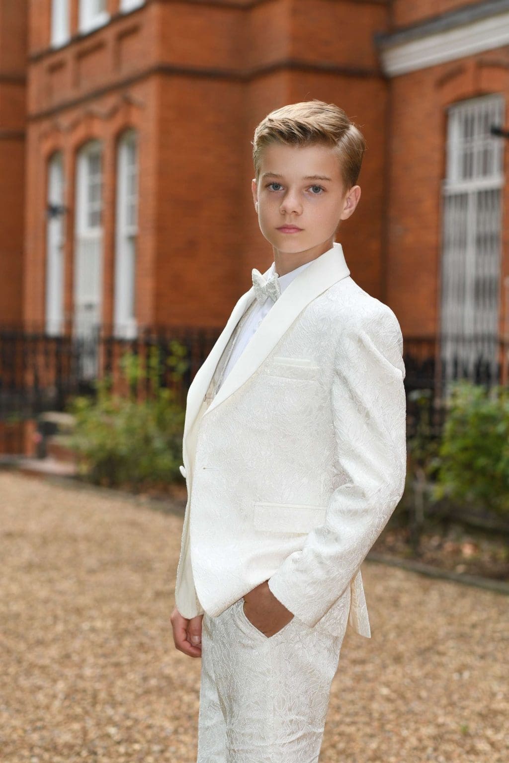 How to choose the perfect boys' suit for a communion
