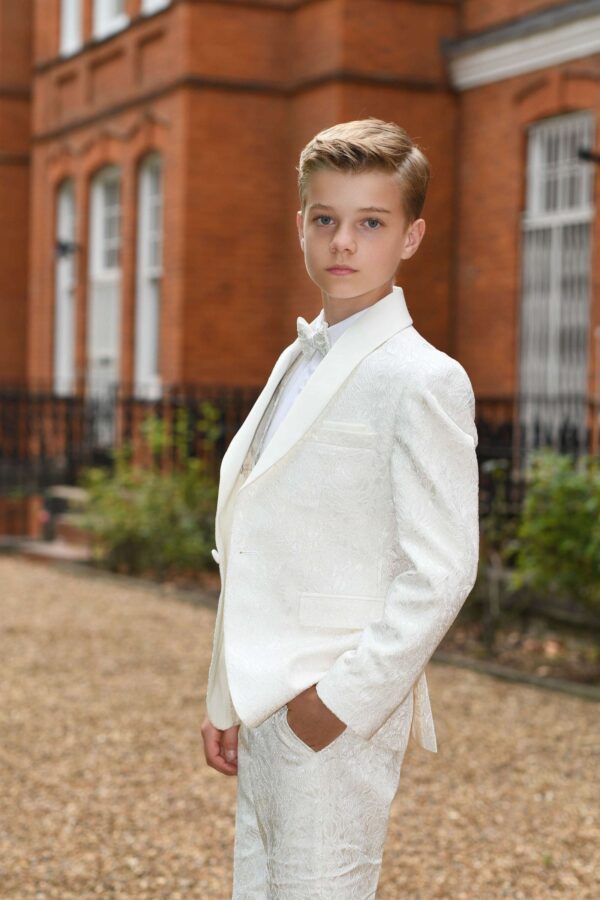 How to choose the perfect boys' suit for a communion